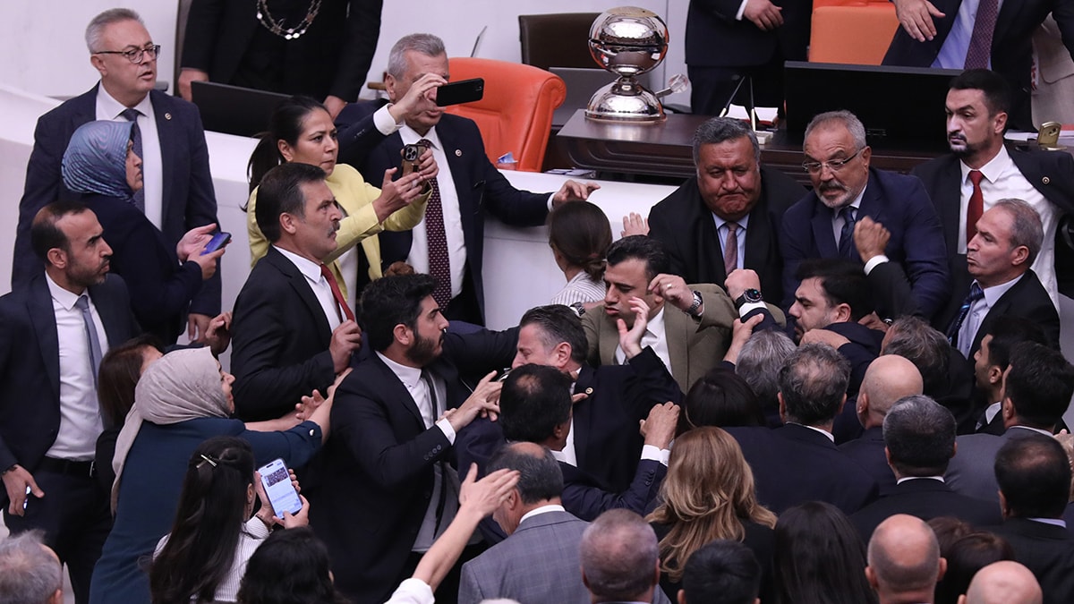 Can Atalay için olağanüstü toplanan TBMM Genel Kurulu'nda kavga Can Atalay için olağanüstü toplanan TBMM Genel Kurulu'nda kavga